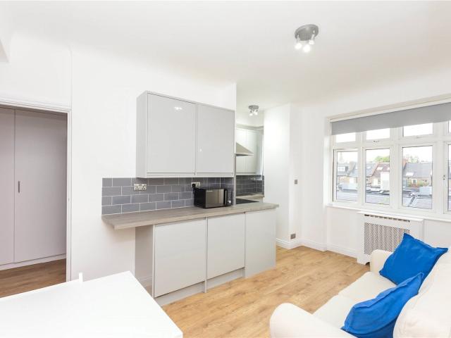 1 bedroom property in Grove Hall Court, Hall Road, St John's Wood, London, NW8 £1,950 pcm | Chestertons