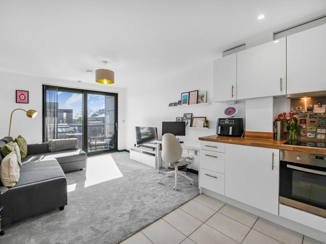 1 bedroom property in Devonshire House, 50 Putney Hill, London, SW15 £2,300 pcm | Chestertons