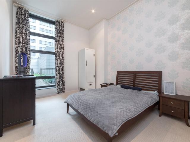 1 bedroom property in Discovery Dock Apartments West, South Quay Square, E14 £2,490 pcm | Chestertons