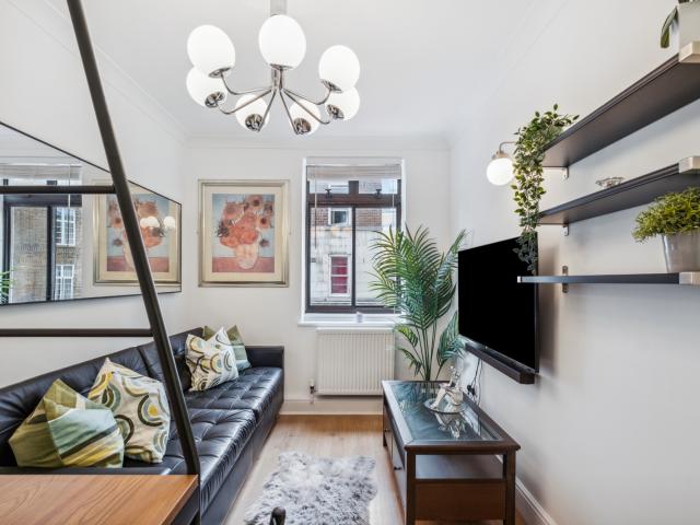 1 bedroom property in Dudley Court, Upper Berkeley Street, London, W1H £2,150 pcm | Chestertons