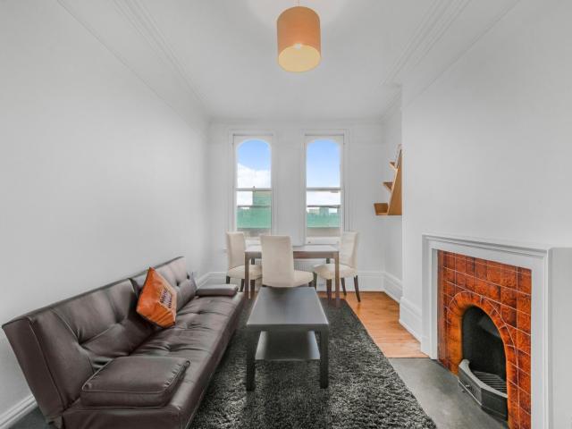 1 bedroom property in Dulverton Mansions, 166 Gray's Inn Road, London, WC1X £2,300 pcm | Chestertons