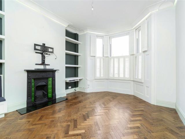 1 bedroom property in Edbrooke Road, Maida Vale, London, W9 £2,250 pcm | Chestertons