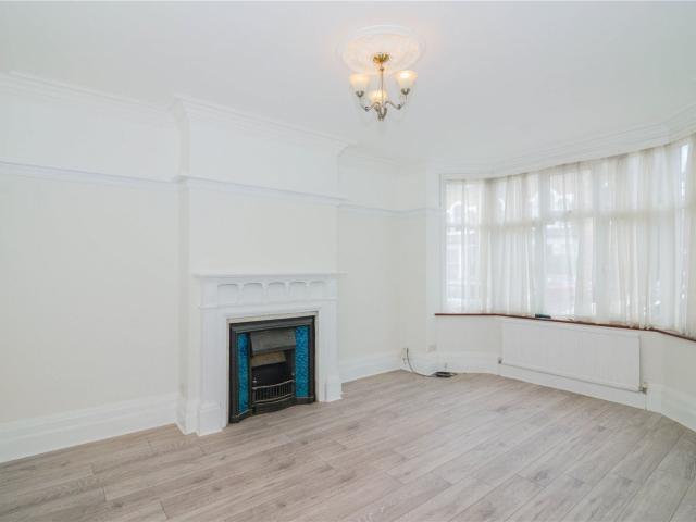 1 bedroom property in Elm Road, East Sheen, SW14 £2,000 pcm | Chestertons