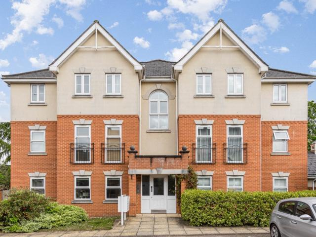 1 bedroom property in Floyer Close, Richmond, Surrey, TW10 £2,200 pcm | Chestertons