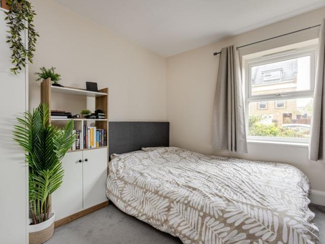1 bedroom property in Floyer Close, Richmond, Surrey, TW10 £2,200 pcm | Chestertons
