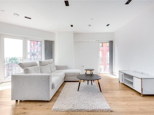 1 bedroom property in Keybridge Tower, 1 Exchange Gardens, London, SW8 £2,900 pcm | Chestertons