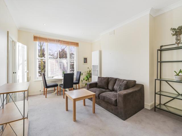 1 bedroom property in Kempsford Gardens, Earls Court, London, SW5 £2,400 pcm | Chestertons