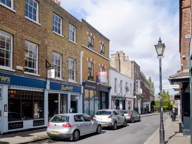 1 bedroom property in King Street, Richmond, TW9 £2,200 pcm | Chestertons