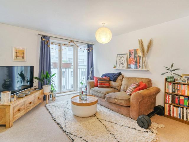 1 bedroom property in Holmes Road, Kentish Town, London, NW5 £2,000 pcm | Chestertons