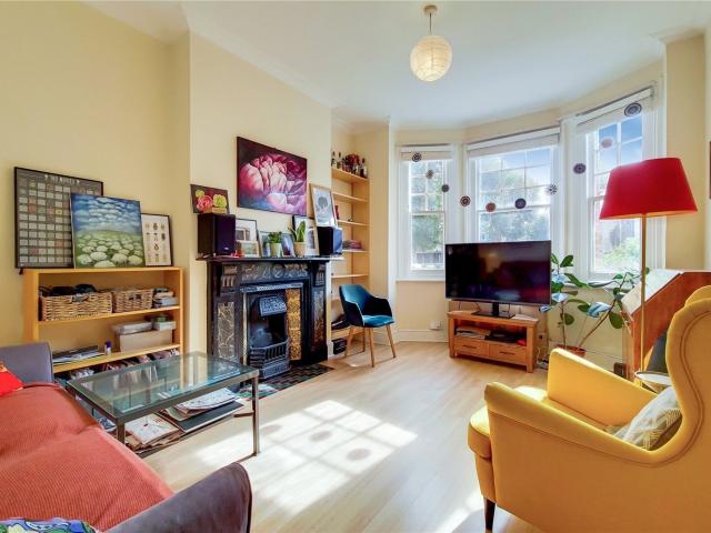 1 bedroom property in Hackford Road, London, SW9 £2,100 pcm | Chestertons