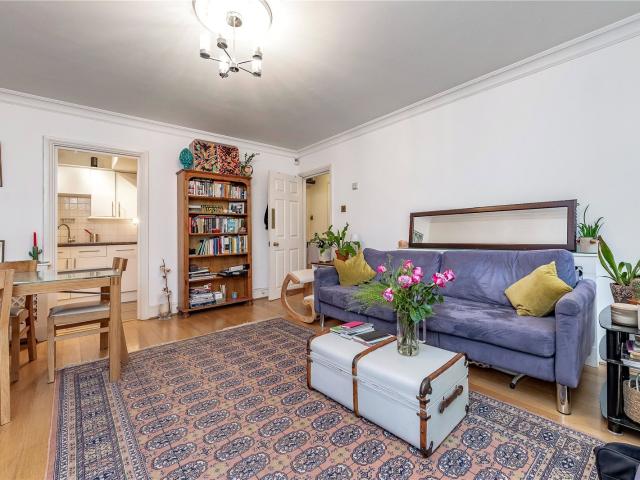 1 bedroom property in Hartington House, Bessborough Gardens, Pimlico, London, SW1V £2,500 pcm | Chestertons