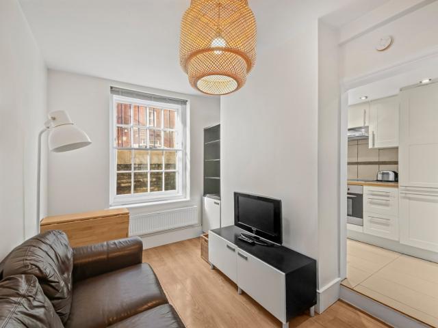 1 bedroom property in Jenner House, Hunter Street, London, WC1N £2,275 pcm | Chestertons