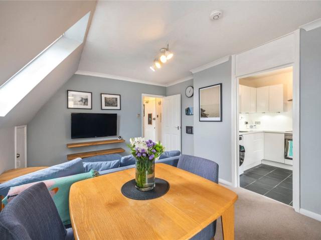 1 bedroom property in Oakhill Road, London, SW15 £2,000 pcm | Chestertons