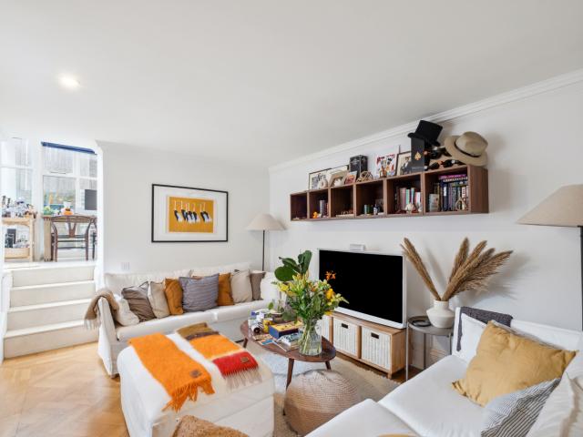 1 bedroom property in Observatory Gardens, London, W8 £3,358 pcm | Chestertons
