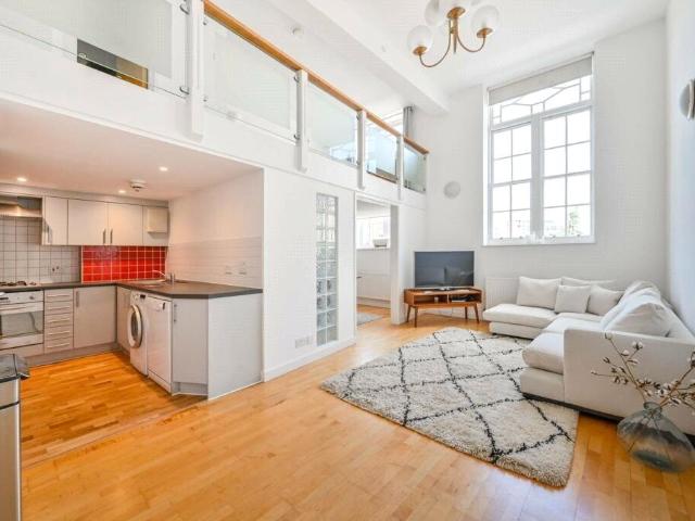 1 bedroom property in Old School Square, London, E14 £2,250 pcm | Chestertons
