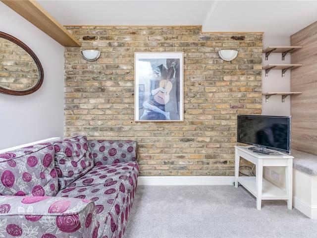 1 bedroom property in Lower Richmond Road, London, SW15 £2,000 pcm | Chestertons