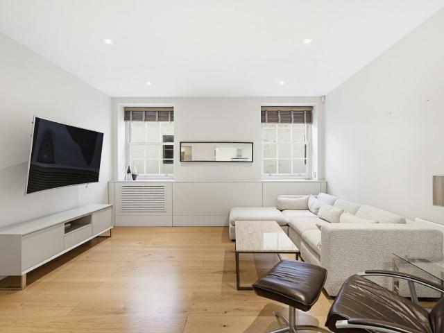 1 bedroom property in Lowndes Square, Knightsbridge, London, SW1X £4,000 pcm | Chestertons