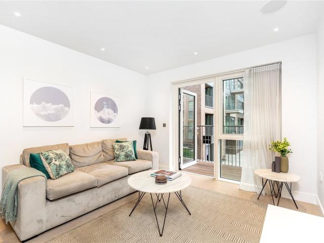 1 bedroom property in Lockside House, 3 Thurstan Street, London, SW6 £3,000 pcm | Chestertons