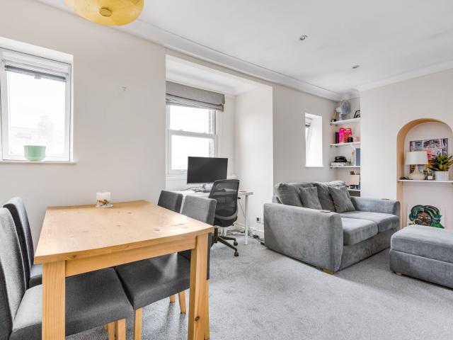 1 bedroom property in Lavender Hill, London, SW11 £1,995 pcm | Chestertons