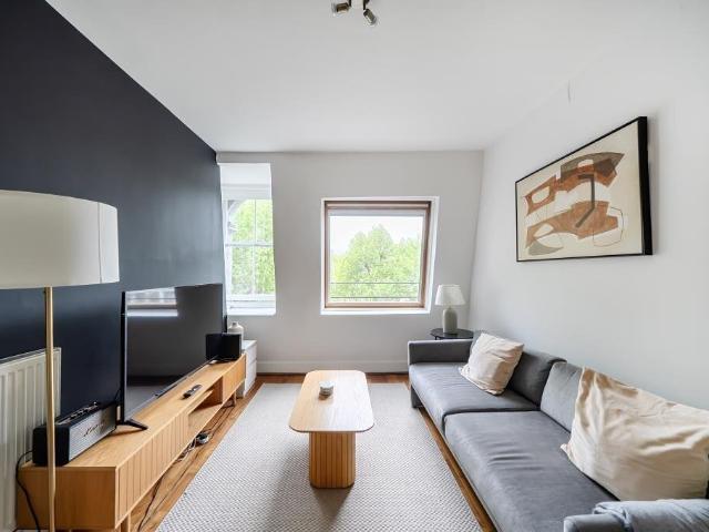 1 bedroom property in Ladbroke Grove, London, W10 £2,483 pcm | Chestertons