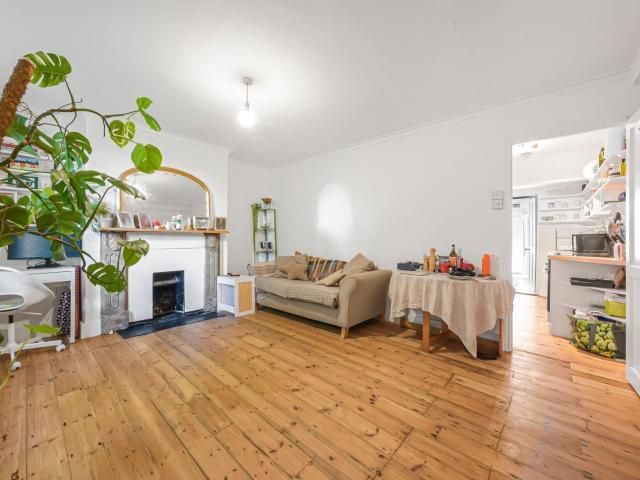 1 bedroom property in Leighton Road, Kentish Town, London, NW5 £2,000 pcm | Chestertons