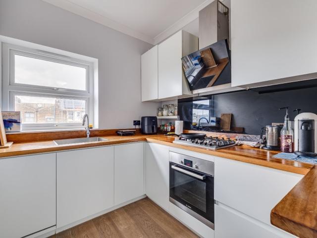 1 bedroom property in Lillie Road, Fulham, London, SW6 £2,200 pcm | Chestertons