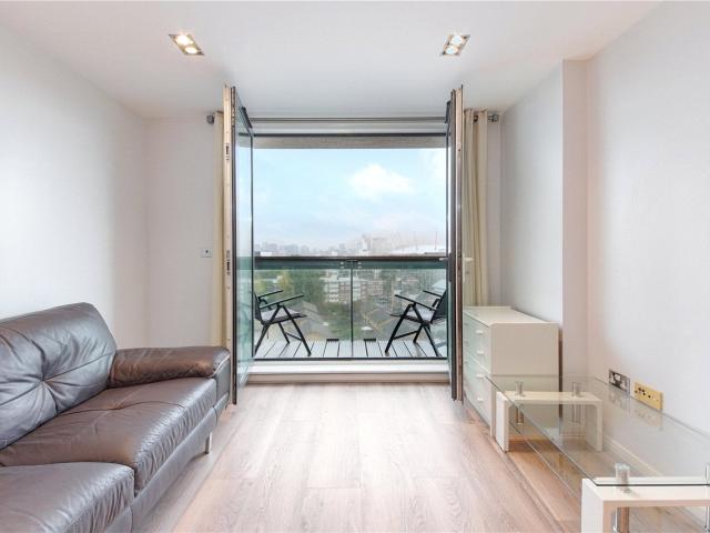 1 bedroom property in Limeharbour, London, E14 £1,950 pcm | Chestertons