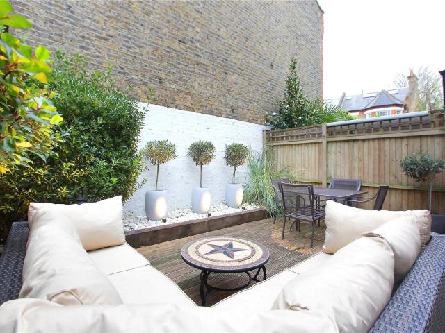 1 bedroom property in Navy Street, Clapham, London, SW4 £2,500 pcm | Chestertons