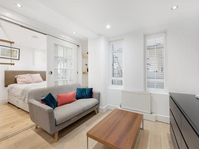 1 bedroom property in Nell Gwynn House, Sloane Avenue, London, SW3 £3,000 pcm | Chestertons