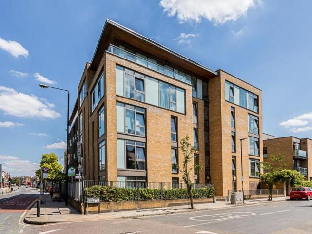 1 bedroom property in Sailacre House, Woolwich Road, London, SE10 £1,800 pcm | Chestertons