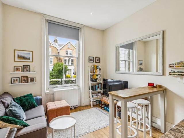 1 bedroom property in Spencer Court House, 47 49 North Side Wandsworth Common, London, SW18 £1,800 pcm | Chestertons