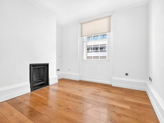 1 bedroom property in St. Mary at Hill, London, EC3R £2,600 pcm | Chestertons