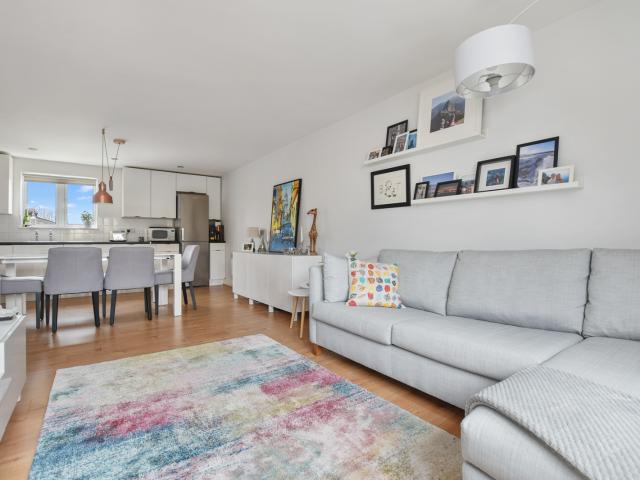 1 bedroom property in Stane Grove, Clapham, London, SW9 £2,000 pcm | Chestertons