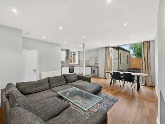 1 bedroom property in Sutherland Grove, London, SW18 £2,500 pcm | Chestertons