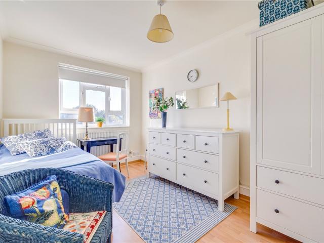 1 bedroom property in Sulivan Court, Broomhouse Lane, London, SW6 £2,000 pcm | Chestertons