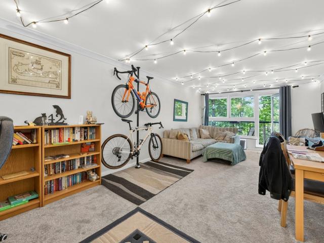 1 bedroom property in Sycamore Lodge, Gipsy Lane, Putney, London, SW15 £2,000 pcm | Chestertons