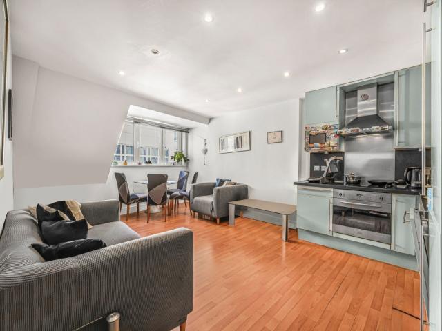 1 bedroom property in Pepys Street, London, EC3N £3,000 pcm | Chestertons