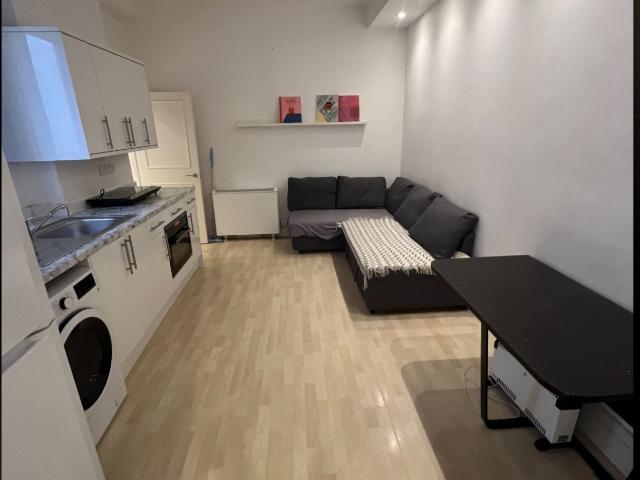 1 bedroom property in Queen's Gate Gardens, London, SW7 £2,250 pcm | Chestertons