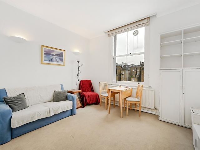 1 bedroom property in Queens Gate Gardens, South Kensington, London, SW7 £2,150 pcm | Chestertons