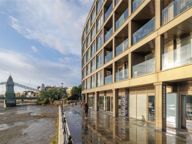1 bedroom property in Queens Wharf, 2 Crisp Road, London, W6 £3,000 pcm | Chestertons