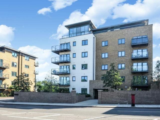 1 bedroom property in Roehampton Lane, Roehampton, London, SW15 £2,000 pcm | Chestertons