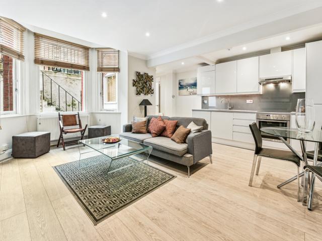 1 bedroom property in Rosary Gardens, South Kensington, London, SW7 £3,000 pcm | Chestertons