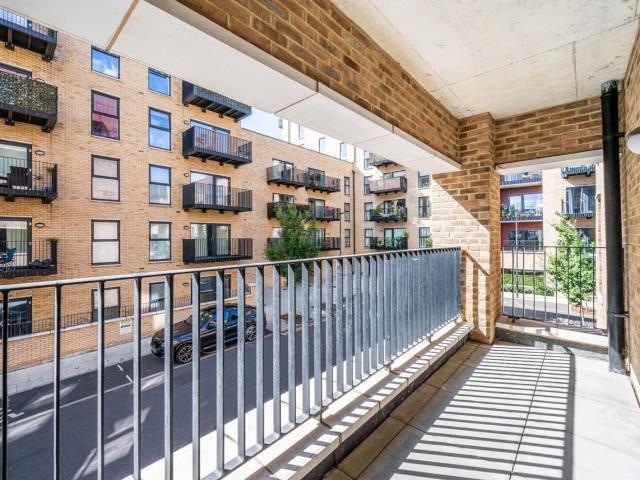 1 bedroom property in Wotton Court, Woolwich, London, SE18 £2,000 pcm | Chestertons