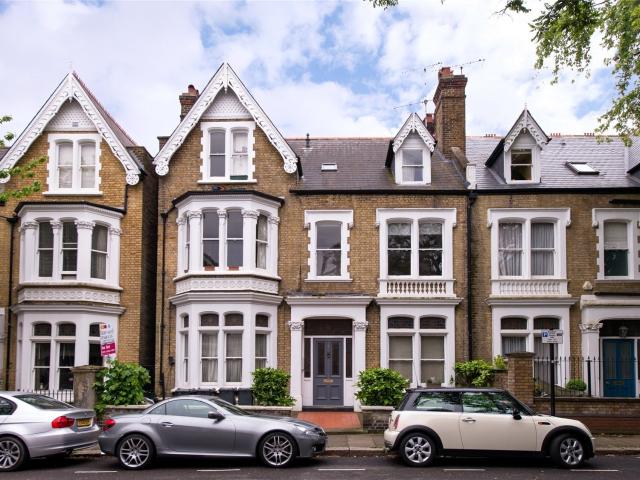 1 bedroom property in Walpole Gardens, Chiswick, London, W4 £1,900 pcm | Chestertons