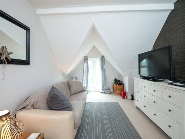 1 bedroom property in Wellesley Road, Chiswick, London, W4 £2,000 pcm | Chestertons