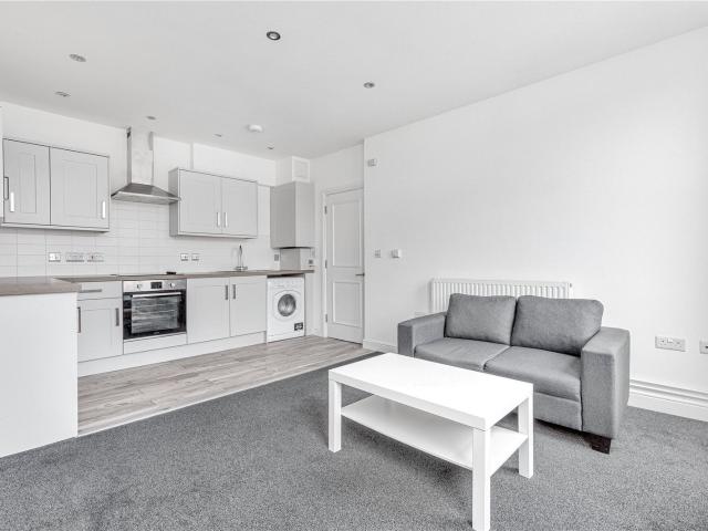 1 bedroom property in Wellesley Road, London, W4 £1,675 pcm | Chestertons