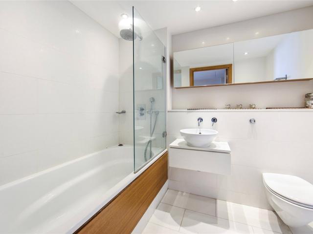 1 bedroom property in West India Quay, Hertsmere Road, London, E14 £2,650 pcm | Chestertons