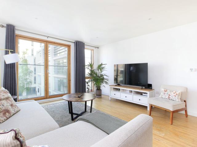 1 bedroom property in Wingate Square, Clapham, London, SW4 £2,500 pcm | Chestertons