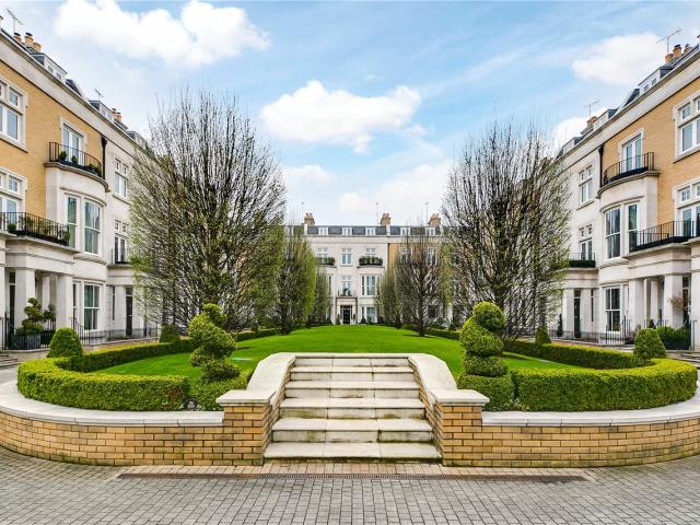 1 bedroom property in Wycombe Square, Kensington, London, W8 £4,000 pcm | Chestertons