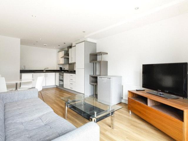 1 bedroom property in Taylor House, 3 Storehouse Mews, London, E14 £1,900 pcm | Chestertons